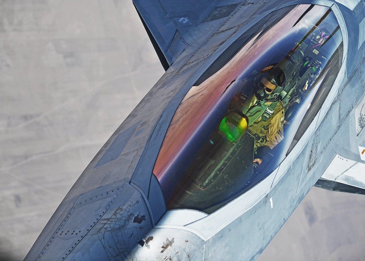Two Russian SU-57's climb side-by-side.[2560x1707] : r/MilitaryPorn